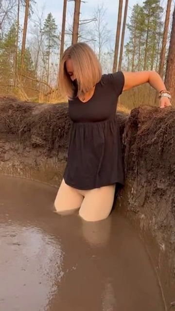 Девушка в бежевых колготках в грязи