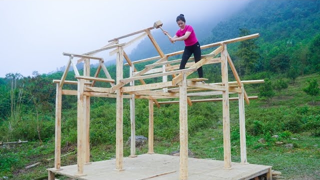 Девушка в одиночку строит бревенчатую хижину на плато. Сборка деревянных деталей. Серия 2. Хуан