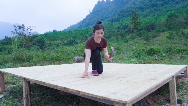 Девушка в одиночку строит бревенчатую хижину на плато. Деревянный пол. Серия 1. Хуан