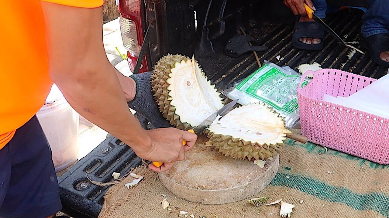 Нарезка дуриана - тайская уличная еда