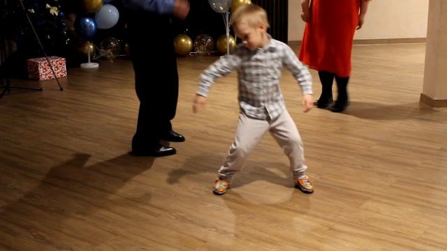 Захар танцует лучше всех