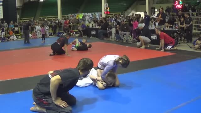 Девочка победила парня на чемпионате по борьбе.