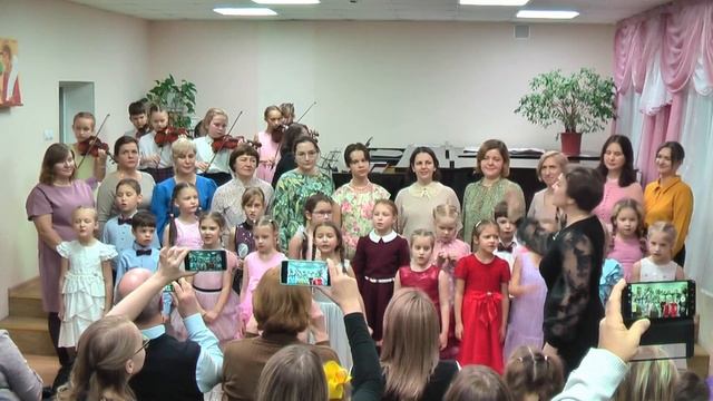 «Колыбельная медведицы» из «Умки» в исполнении хора и юных скрипачей