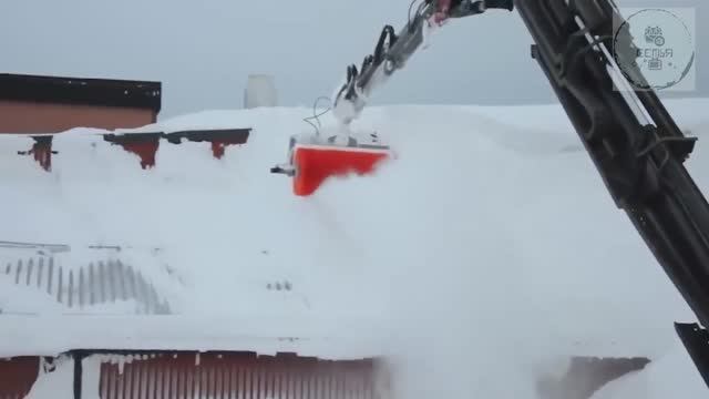 ВПЕЧЕТЛЯЮЩИЕ МОМЕНТЫ УБОРКИ СНЕГА КОТОРЫЕ МОГЛИ ПРИЕСТИ К ЖЕРТВАМ