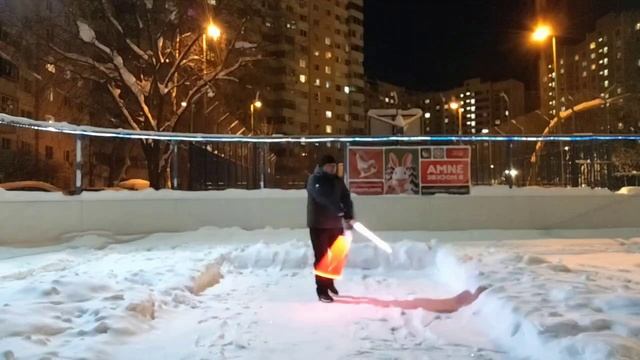 Вечерняя разминка со светящимися мечами