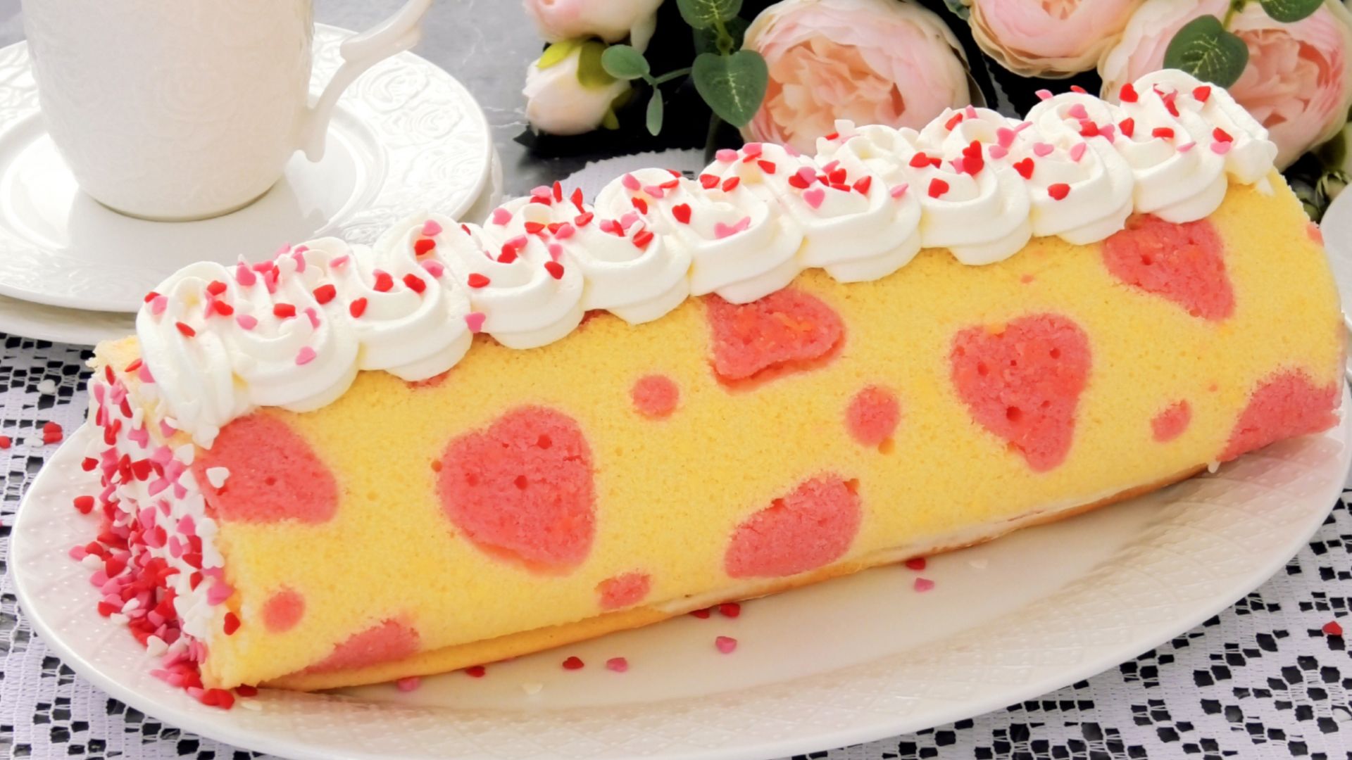 Романтичный бисквитный рулет с сердечками