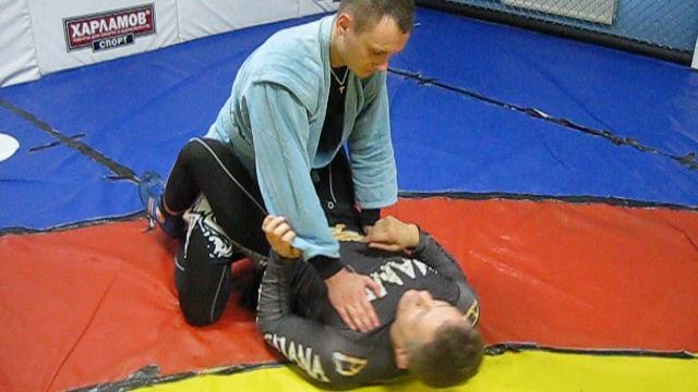 2017 год. Выход на удушение руками из положения защиты на спине.