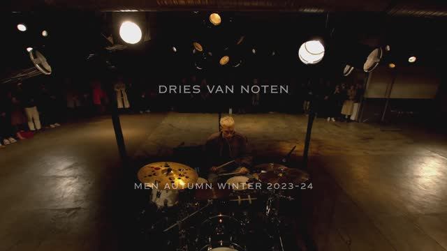 Показ мужской коллекции Dries Van Noten осень-зима 2023-2024