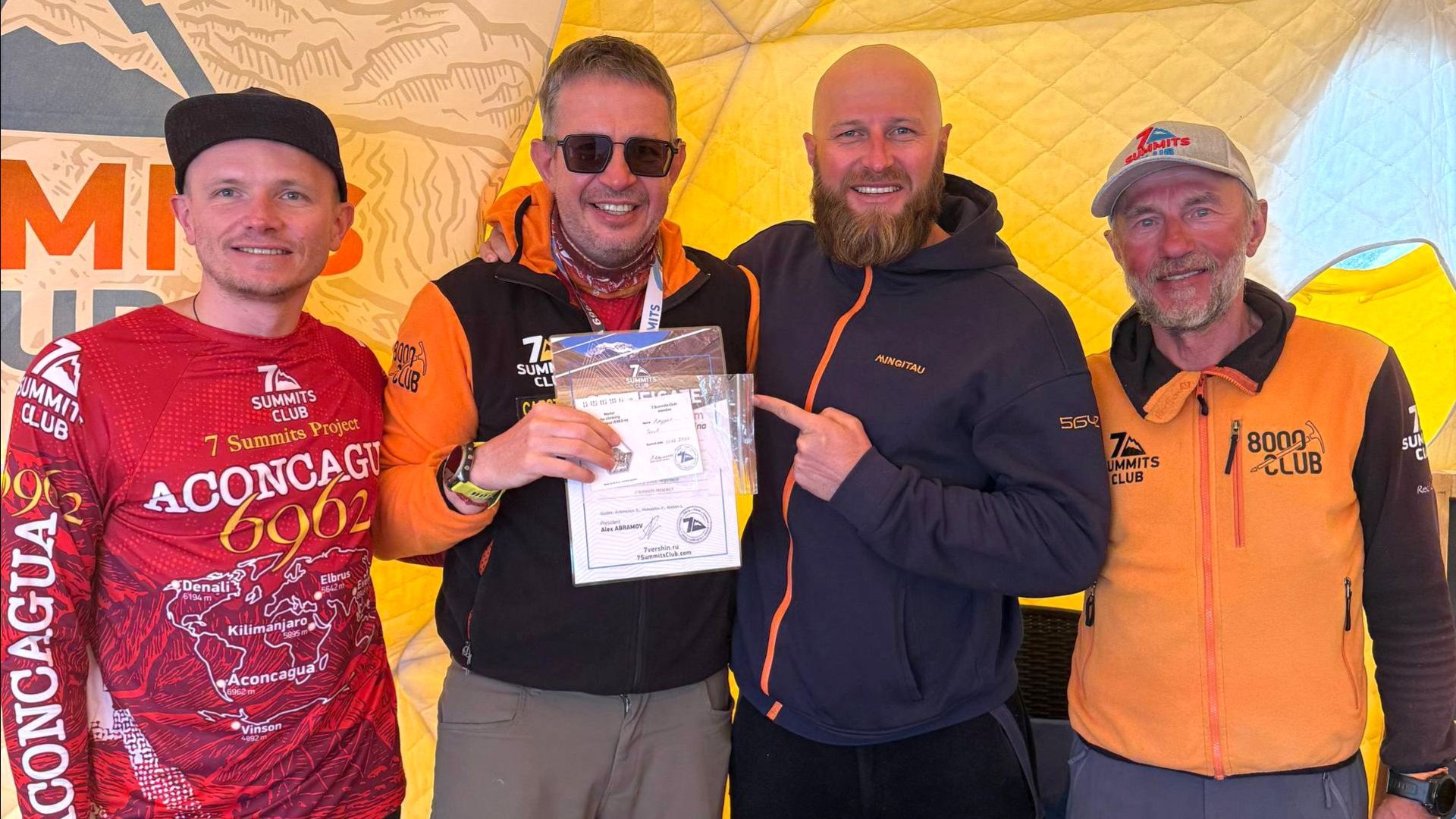 Группа Клуба 7 Вершин «Пять спартанцев» благополучно спустилась в базовый лагерь