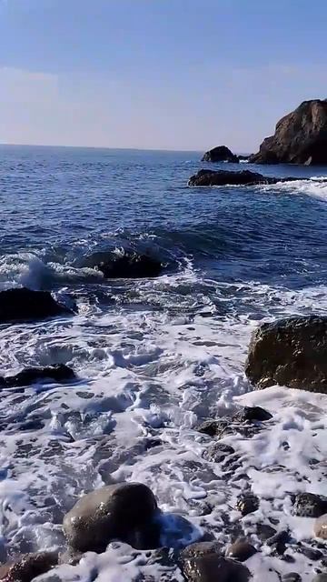 Спустилась ближе к дикому пляжу, море волновалось. Лучи солнца серебрились на волнах. Январь 2026.