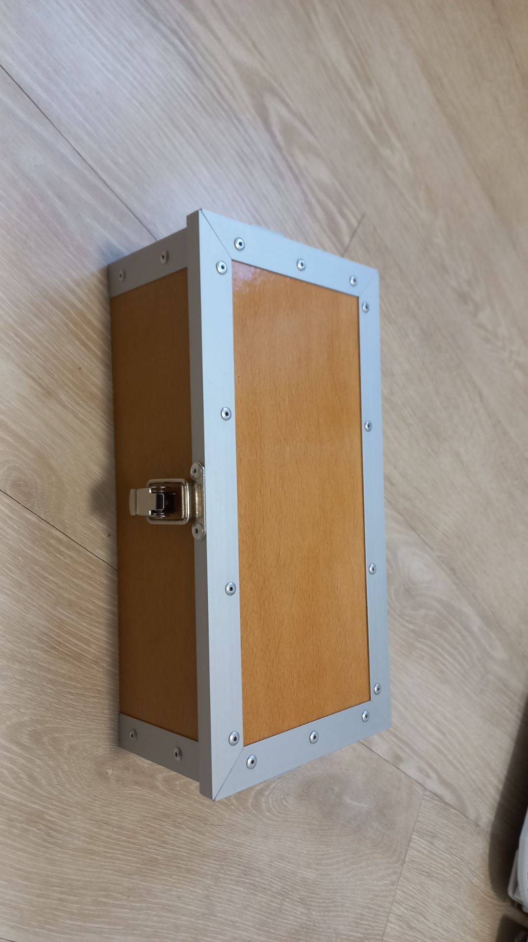 Стык алюминиевых уголков 45 градусов с помощью фрезера по дереву