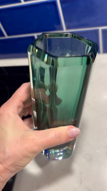 Стеклянная мятно -зеленого цвета ваза формы Гексогон Skrufs. Швеция