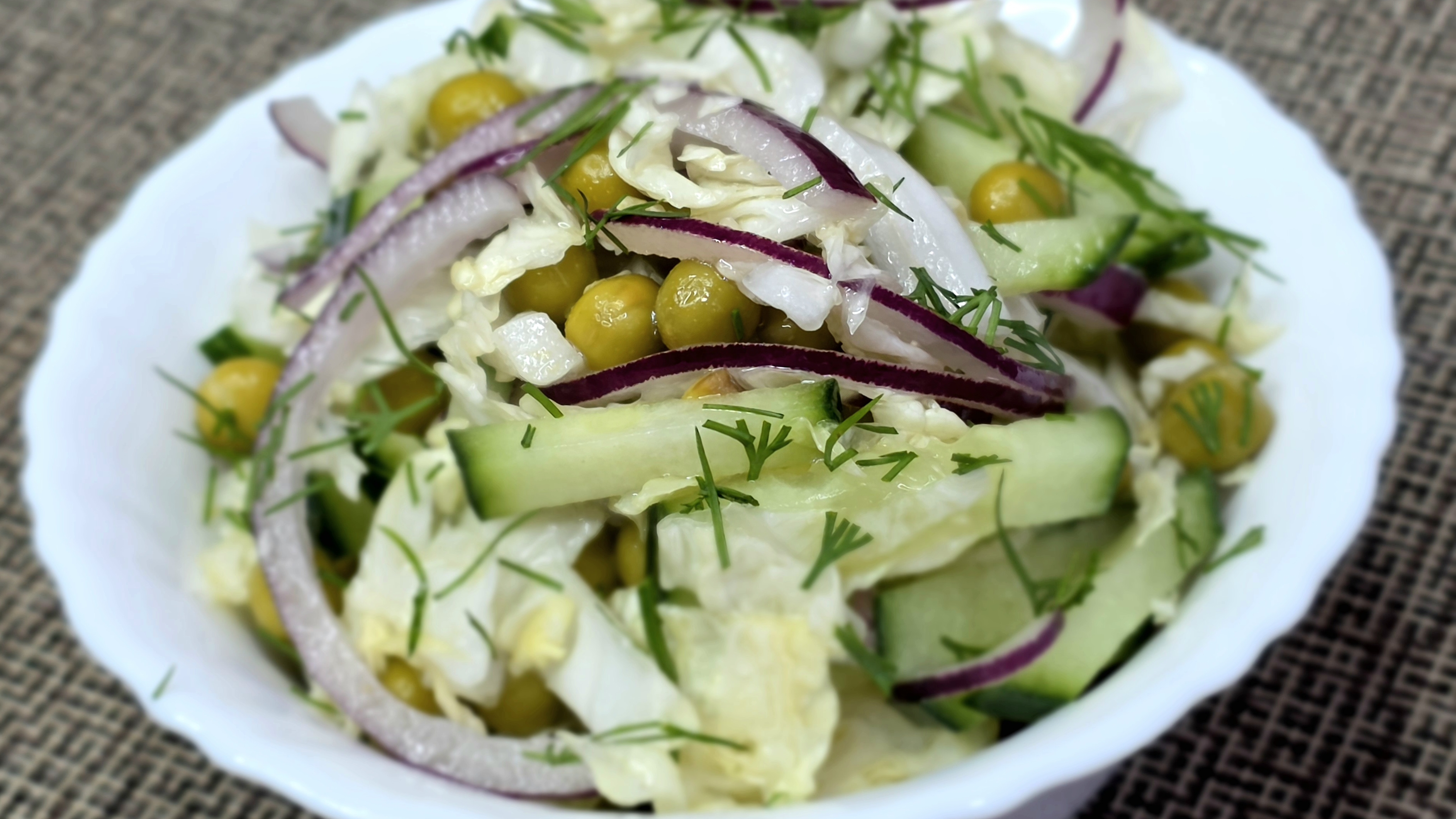 Постный салат из пекинской капусты,со свежим огурцом и горошком.