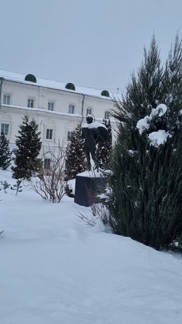 Памятник Феодору Стратилату на территории Богоявленского собора в Костроме