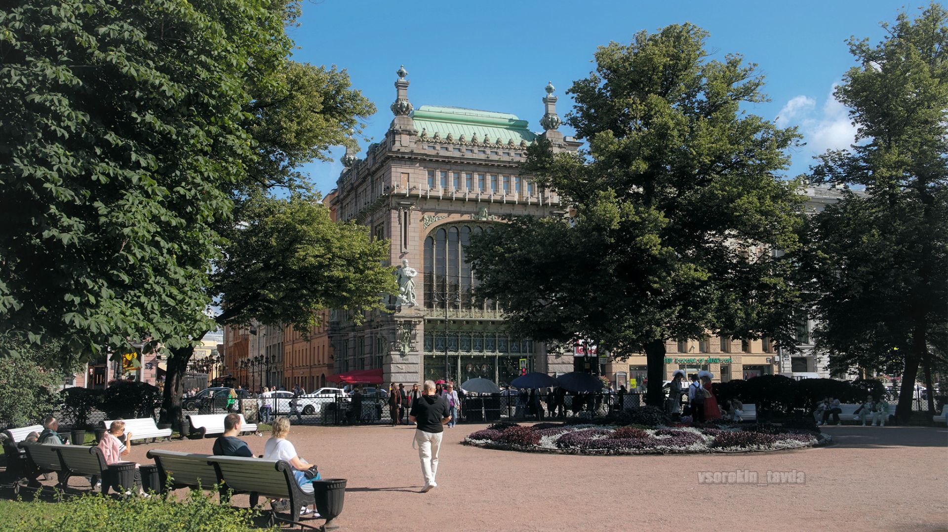 Мини‑экскурсия по одному из самых красивых магазинов Санкт‑Петербурга — Магазину Купцов Елисеевых.