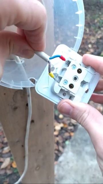 Как красиво сделать электророзетку на улице