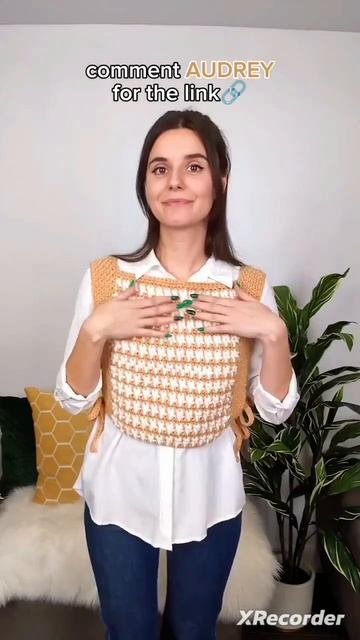 Жилет крючком на завязках.  Легкий и приятный.