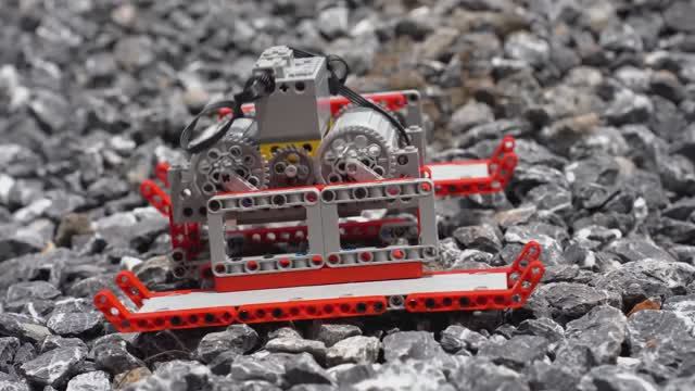 LEGO Challenge_ 3 Ходока LEGO против 5 невозможных местностей – Кто выживет?