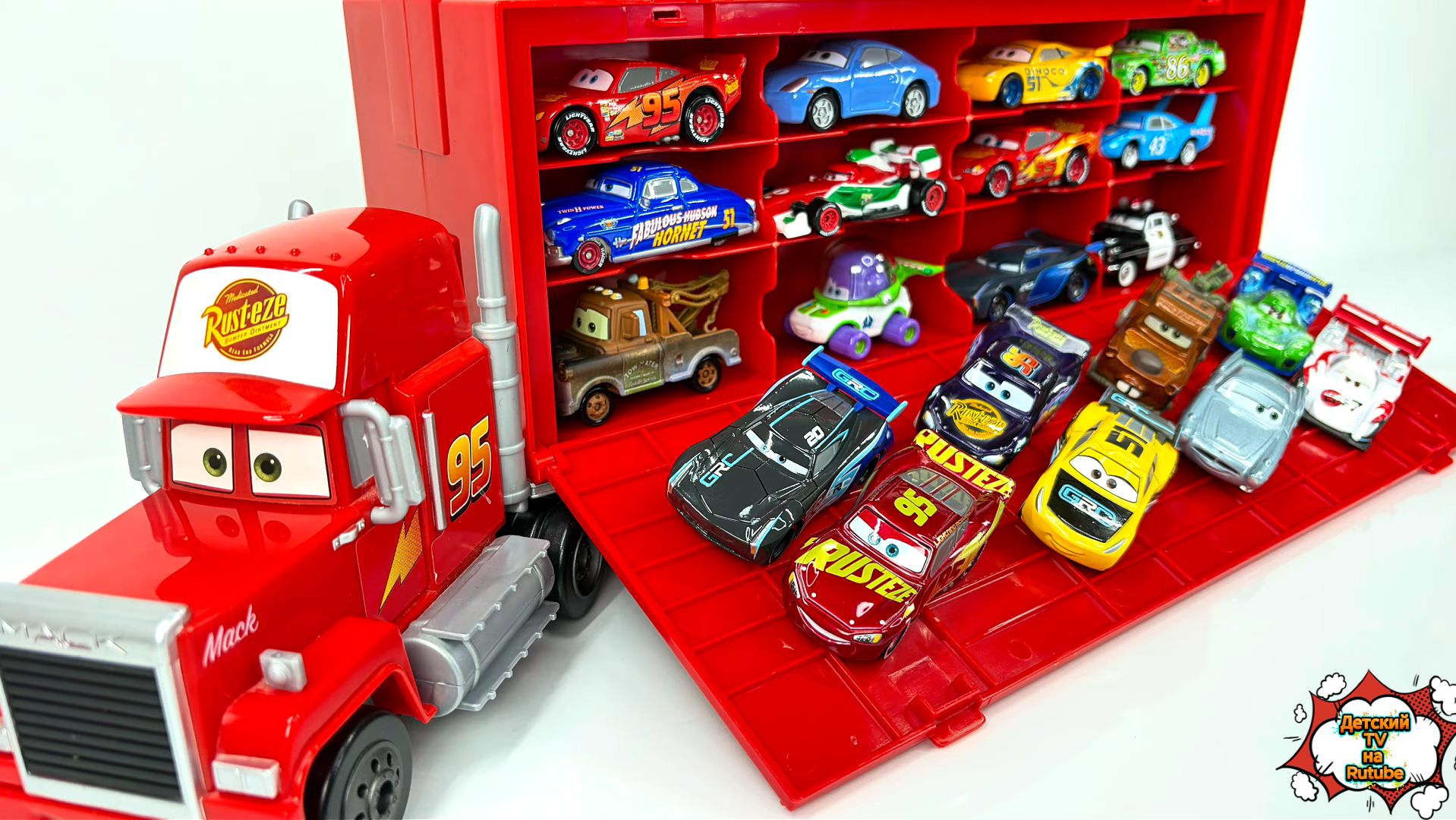 4k | Машинки Тачки распаковка — сортируем Молнию Маккуина в трейлер Мака