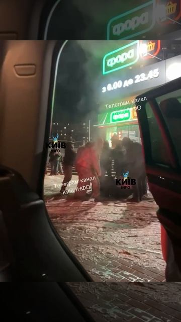 Киевские ТЦК волокут в бусик пойманного мешканца