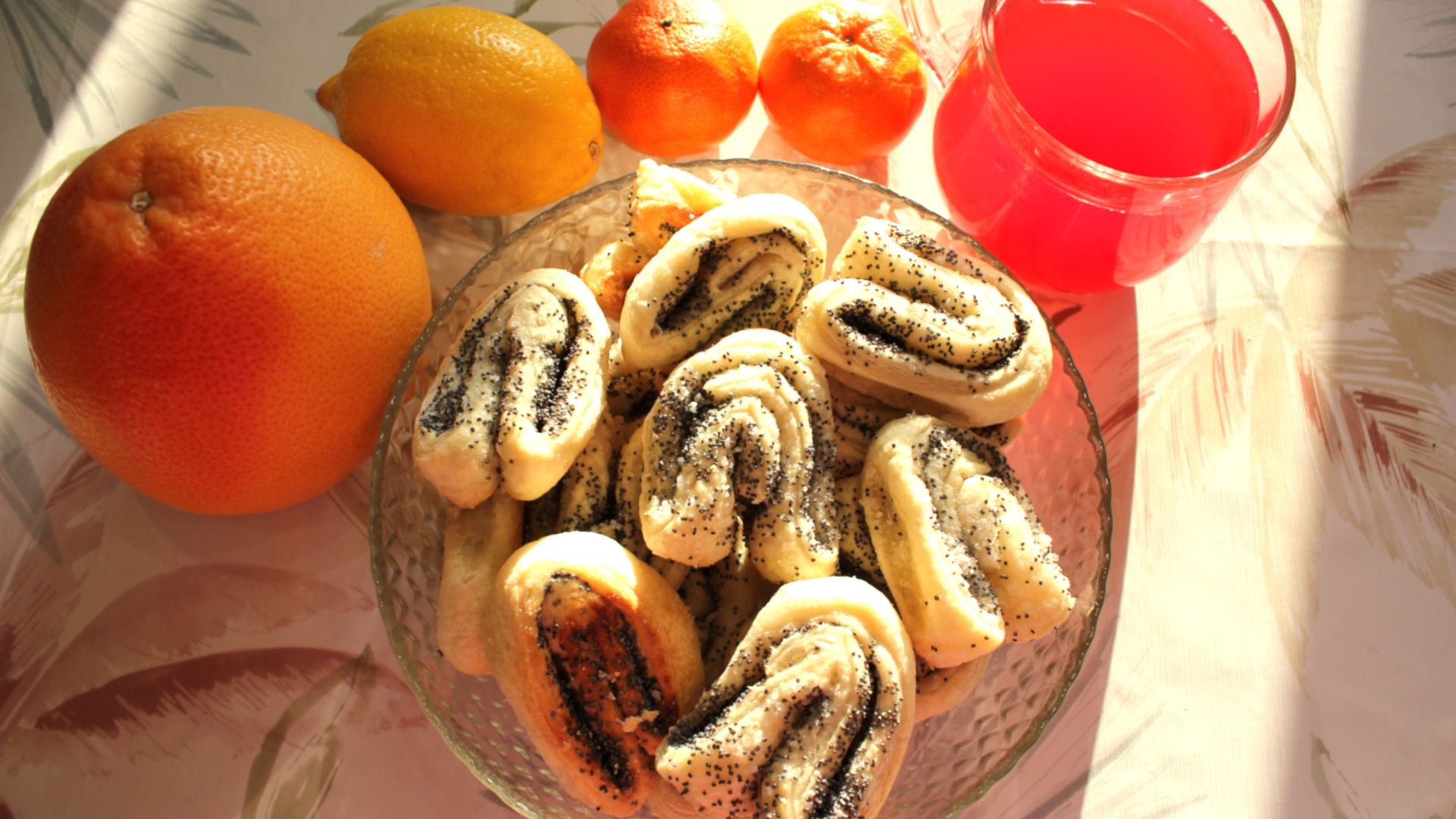 Печенье из готового слоеного бездрожжевого теста с маком и сахаром.