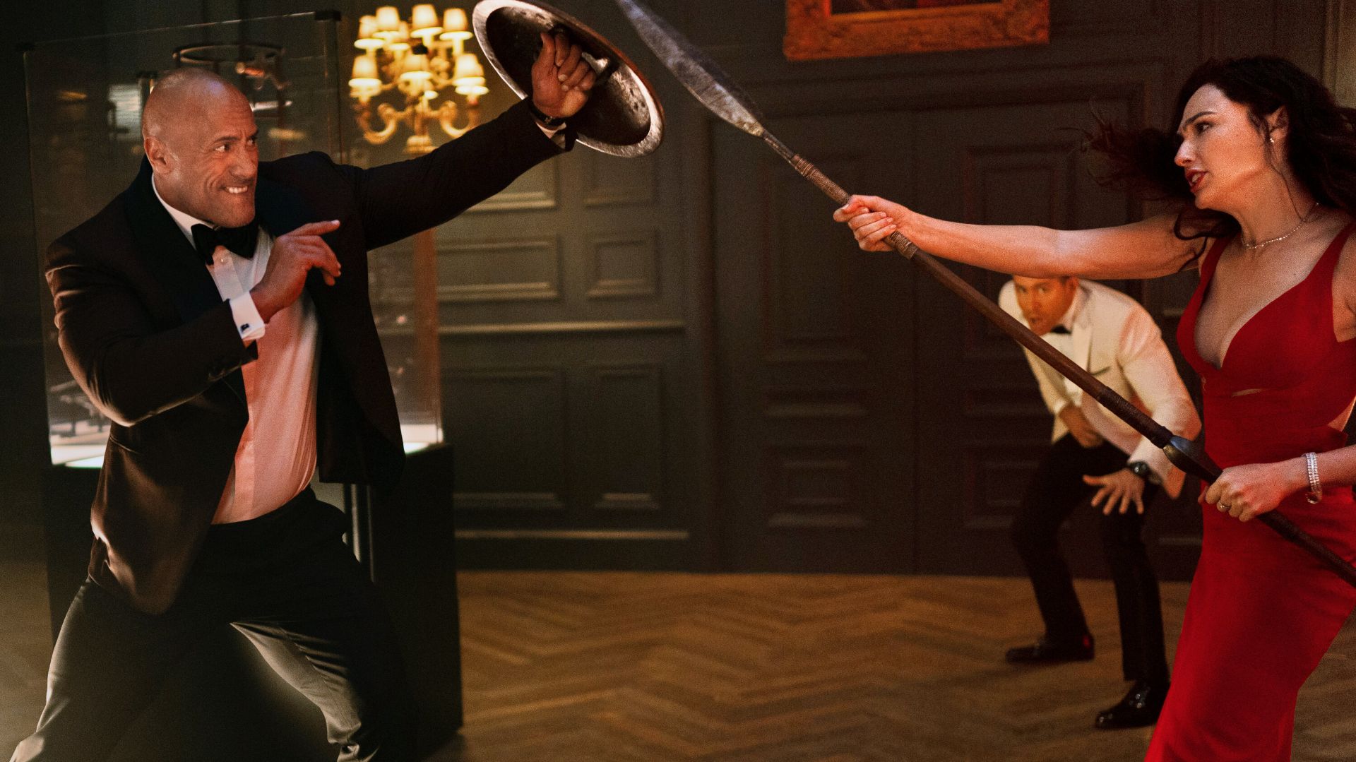 Драка Галь Гадот vs Дуэйн Джонсон и Райан Рейнольдс. Фильм Red Notice.