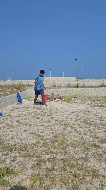 Полив садовых растений из колодца на мальдивском локальном острове Гурайдо