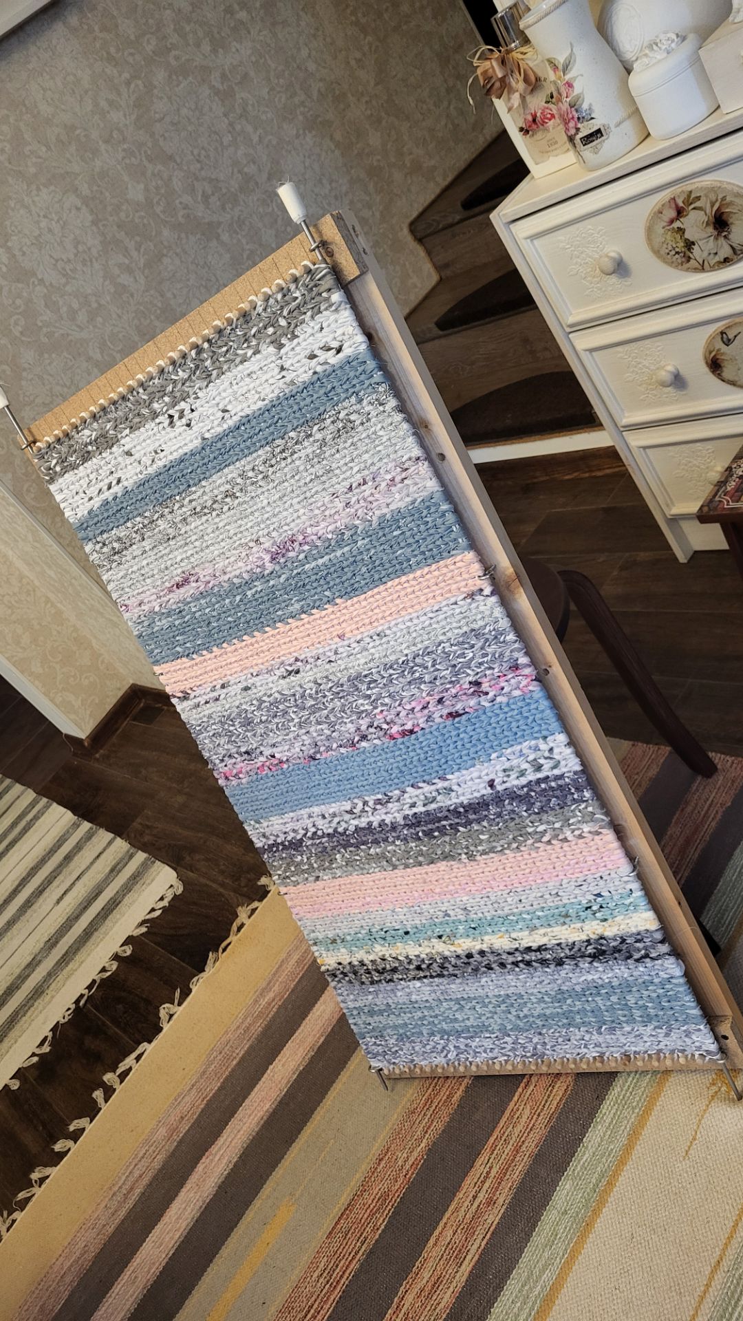 Плету КОВРИК из лоскутов на РАМЕ своими руками - Коврик ГОТОВ!