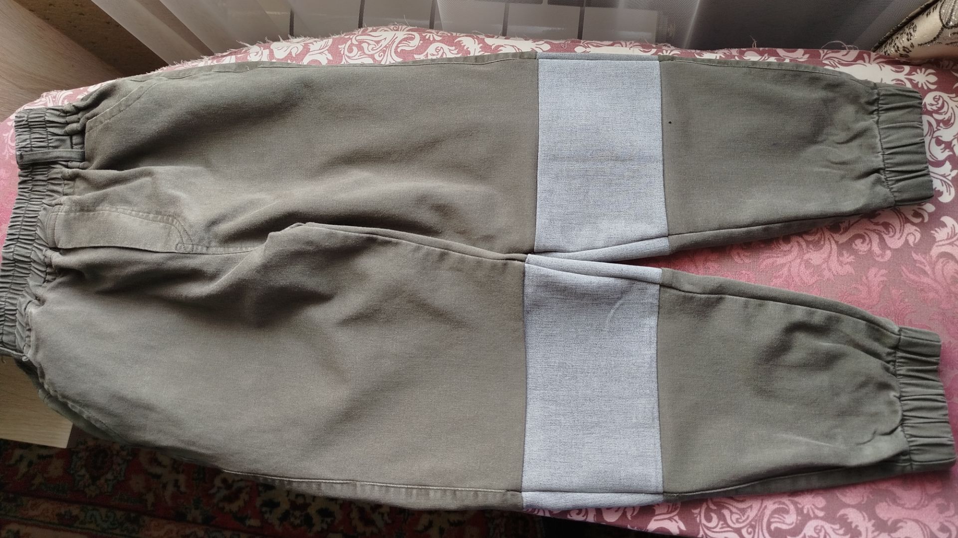 Как отремонтировать брюки в области колен?