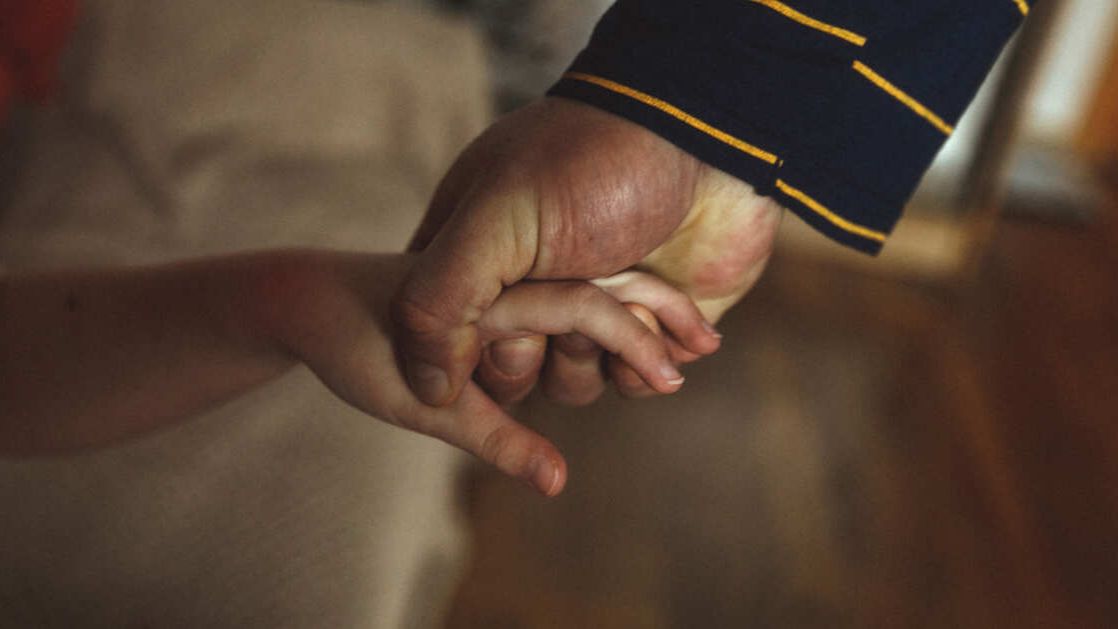 "Оказался в плену у папы": мать полгода не может вернуть похищенного сына