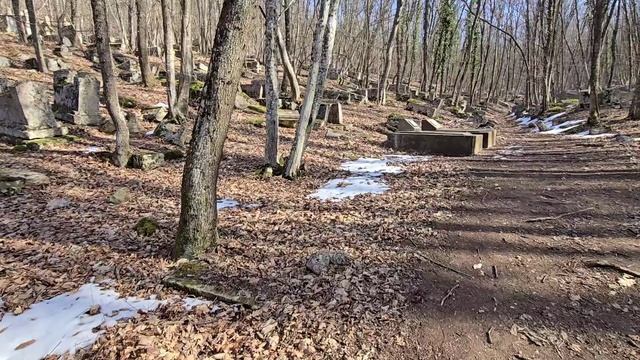 Караимское кладбище Балта-Тиймез в Чуфут-Кале (Крым, Бахчисарай)