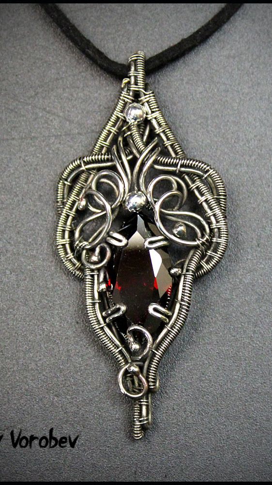 Кулон ручной работы из проволоки нейзильбер и фианита в технике Wire wrap. Автор: Валерий Воробьев.