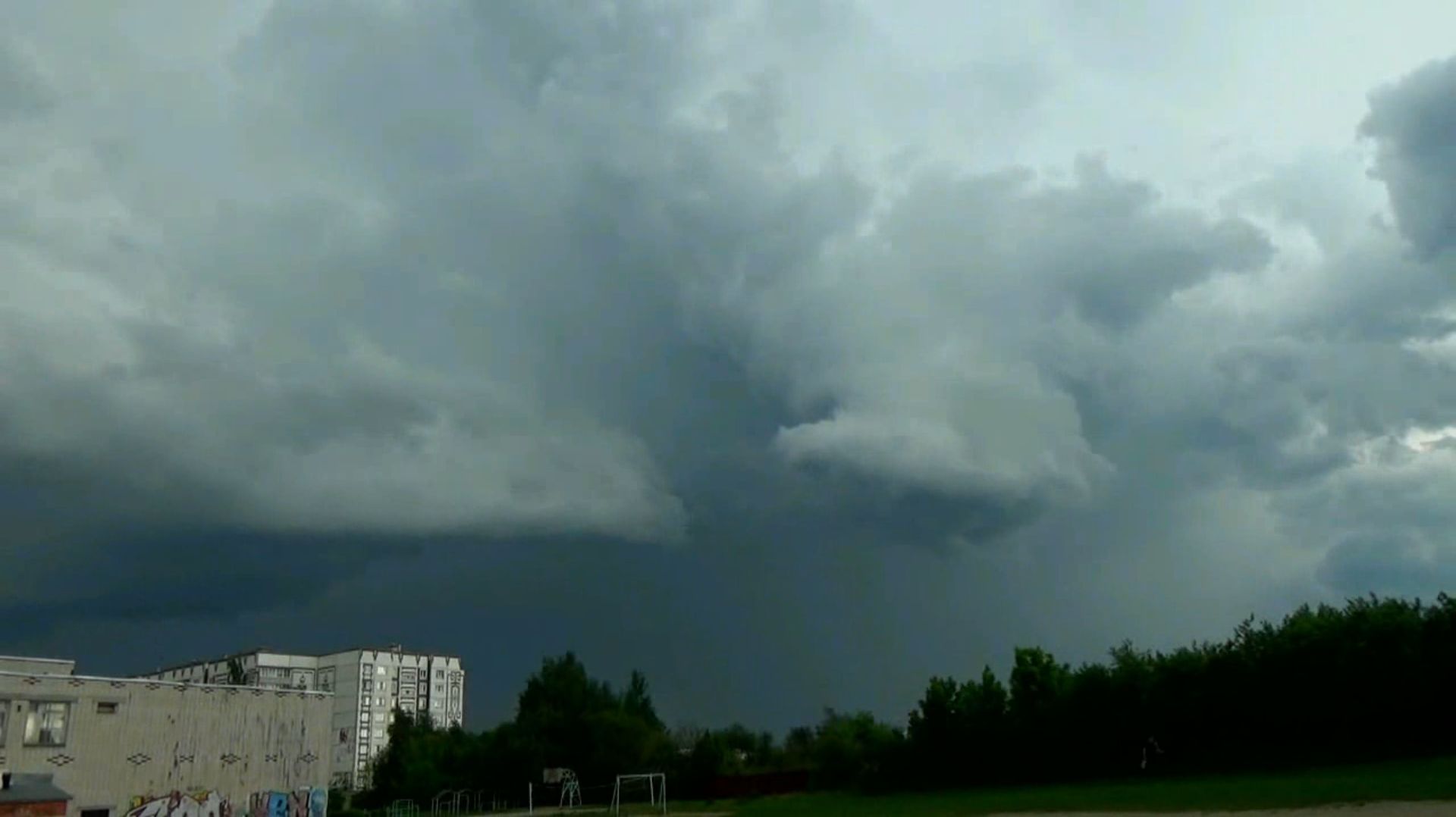 Развитие грозовых облаков над городом Вязники 27.05.2016