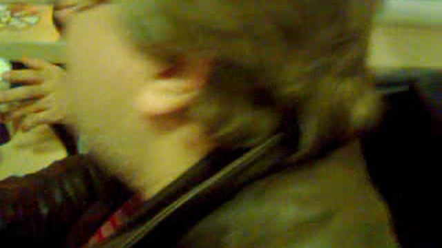 Коха ест курочку