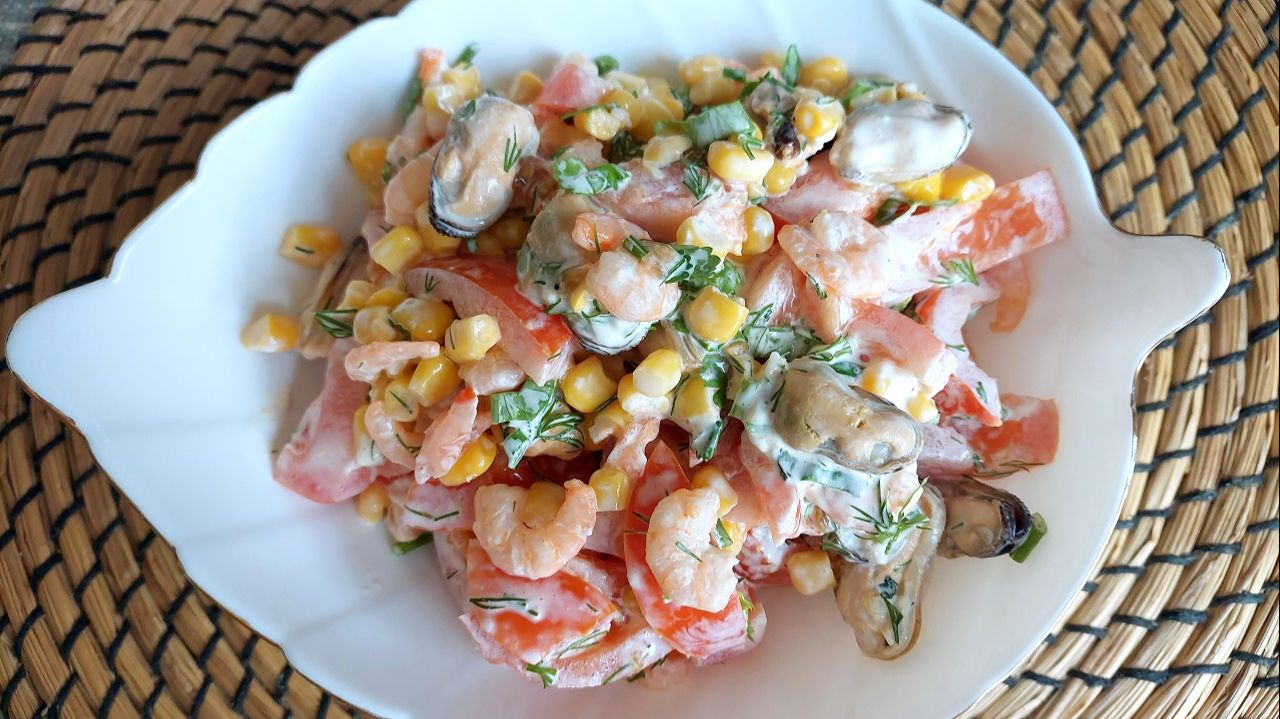 Салат с креветками, мидиями. Понравится ценителям морепродуктов.