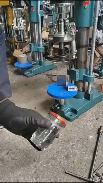 Закатка стеклянных банок крышкой