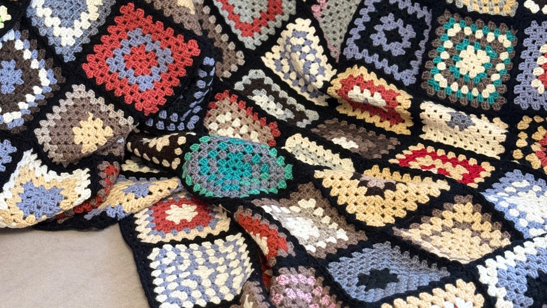 Соединяю мотивы пледа из бабушкиных квадратов