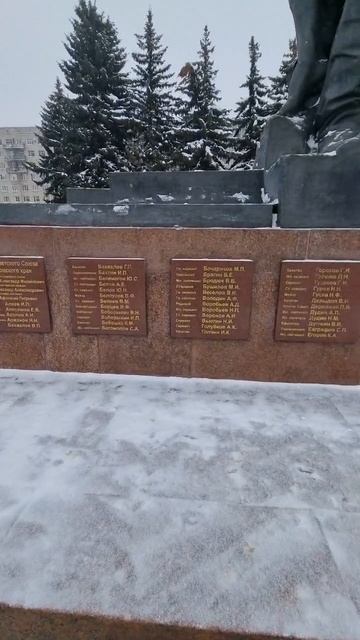 Монумент Славы на площади Мира в Костроме