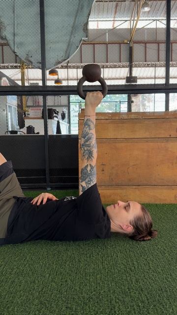 лопаточный жим с гирей