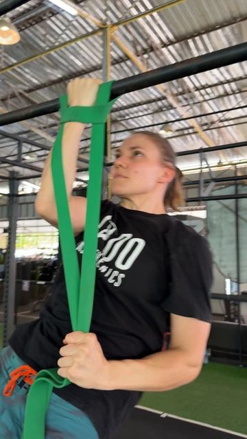 подтягивание на 1 руке с резиной