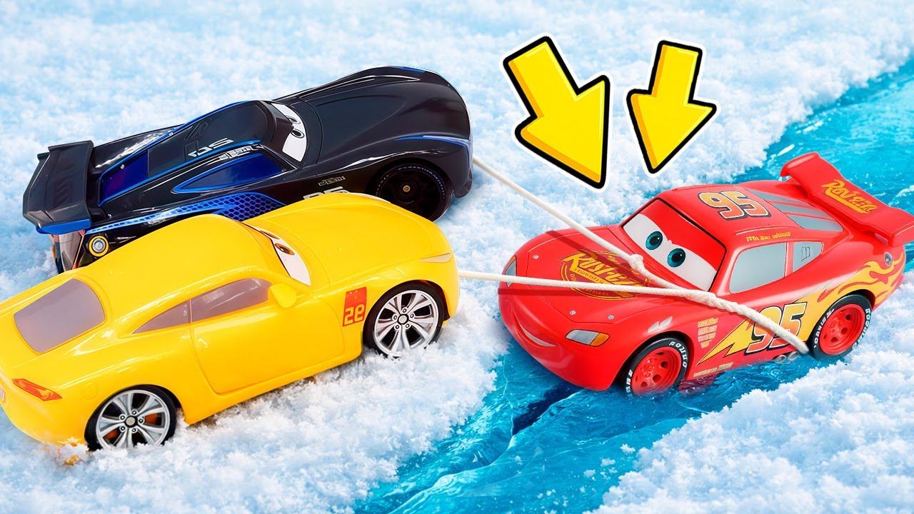 Игрушки Тачки ❄️ Молния Маквин провалился под лёд | Машинки для детей