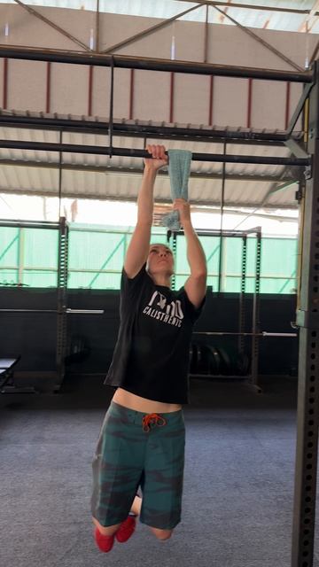 подтягивание на одной руке с полотенцем