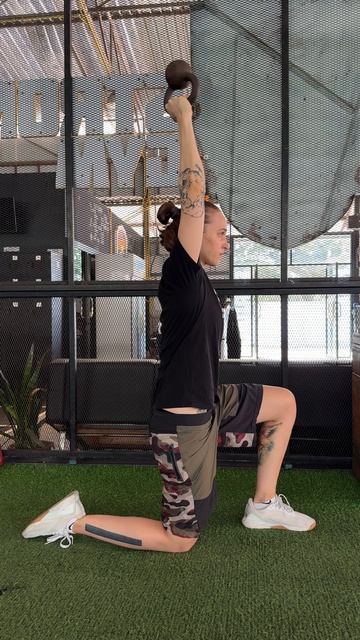 жим гири в выпаде