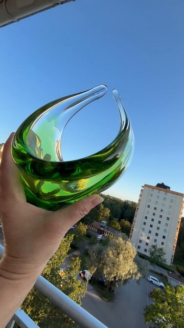 Ваза-корзинка стеклянная. Изумрудный цвет. Швеция.