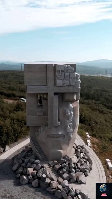 Когда стоишь перед этим монументом, замираешь. На сопке Крутой над Магаданом высится «Маска Скорби»