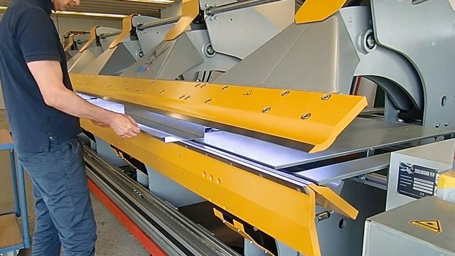 Изготовление фасадного профиля на гибочном станке с поворотной балкой TZ