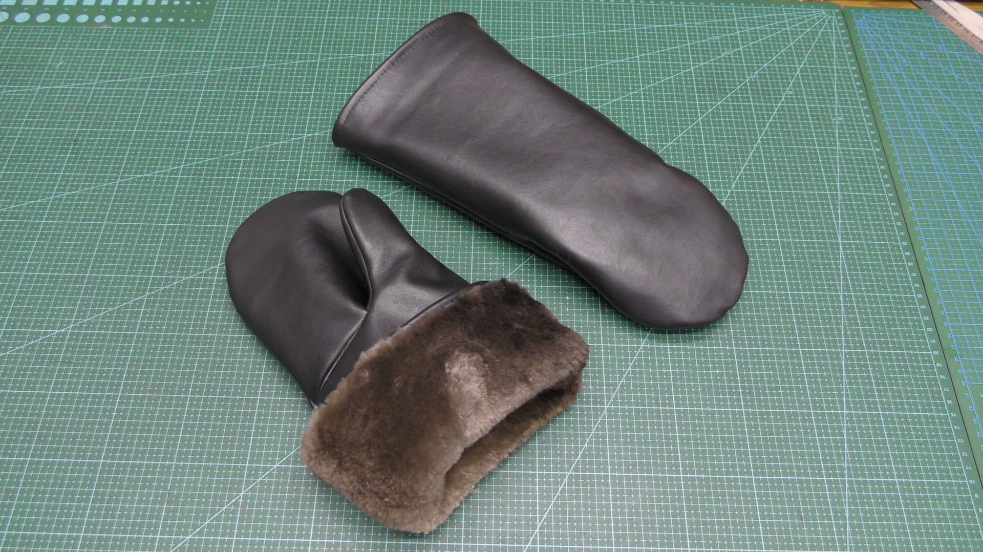 Шубенки , варежки , рукавицы с натуральным  мехом бобра .