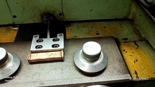 Проверка индикатором упорной планки синусного стола.