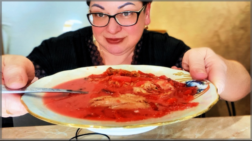 На Ночь-БОРЩА, да САМОЕ-то/ Потому что БОРЩ у МЕНЯ ДЛЯ СТРОЙНОСТИ☝️/ УЖЕ И КОФТОЧКА ВЕЛИКОВАТА😁