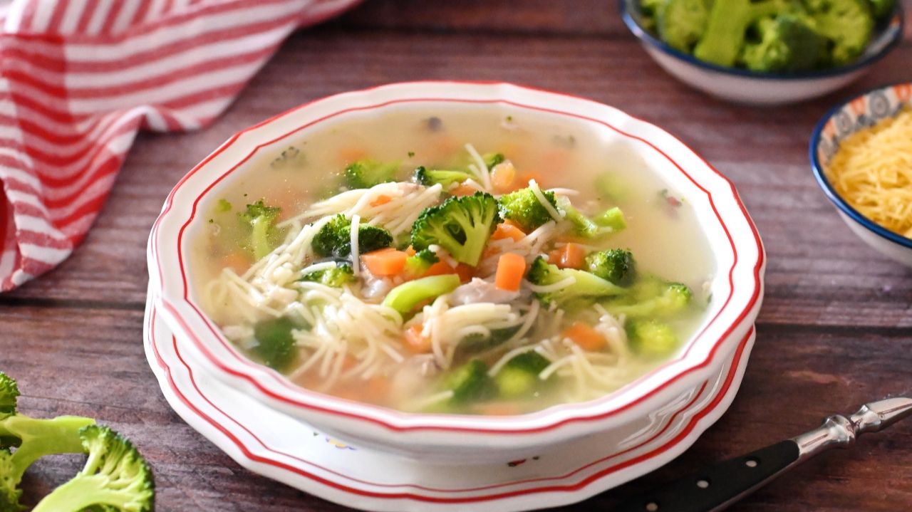 🍲 Детский куриный суп с лапшой и брокколи | яркие краски и любимый вкус